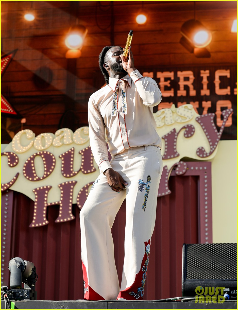 Shaboozey Brings Out Surprise Guest Noah Cyrus for Coachella 2025 ...