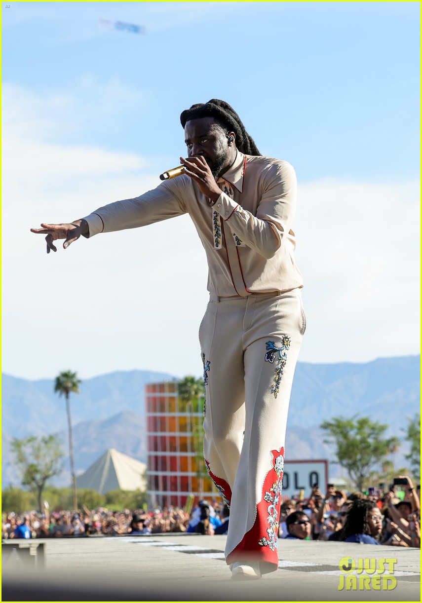 Shaboozey Brings Out Surprise Guest Noah Cyrus for Coachella 2025 ...