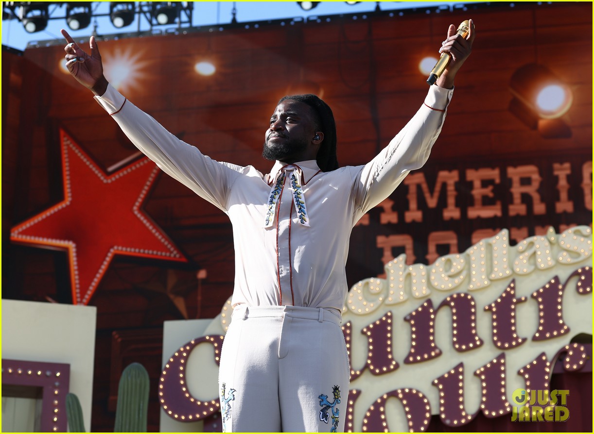 Shaboozey Brings Out Surprise Guest Noah Cyrus for Coachella 2025 ...