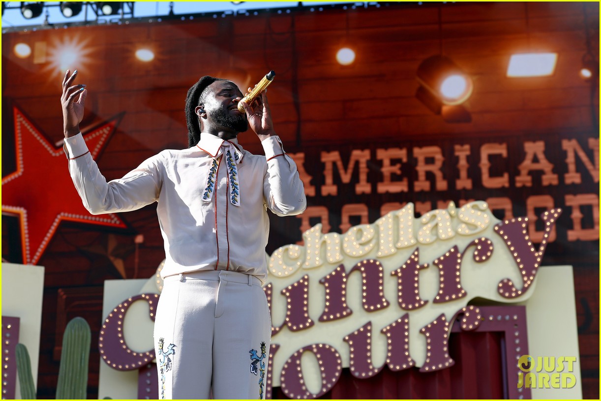 Shaboozey Brings Out Surprise Guest Noah Cyrus for Coachella 2025 ...