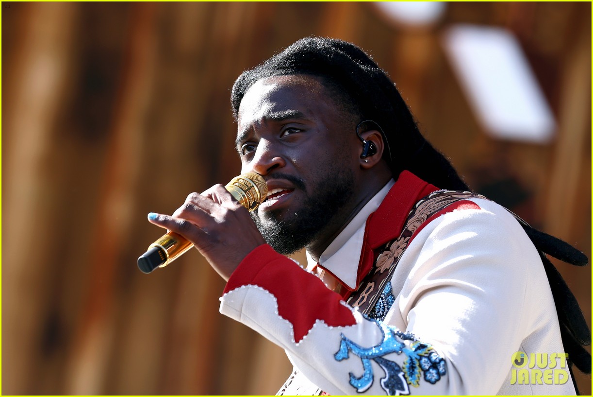 Shaboozey Brings Out Surprise Guest Noah Cyrus for Coachella 2025 ...