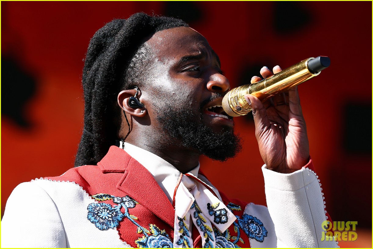 Shaboozey Brings Out Surprise Guest Noah Cyrus for Coachella 2025 ...