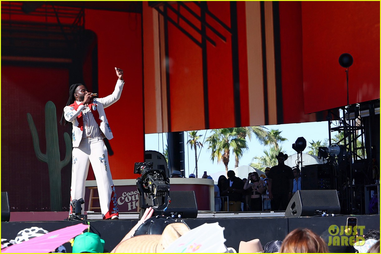 Shaboozey Brings Out Surprise Guest Noah Cyrus for Coachella 2025 ...