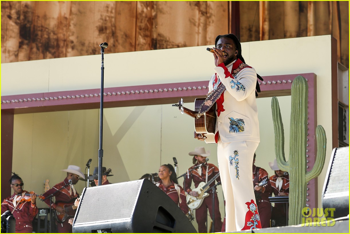 Shaboozey Brings Out Surprise Guest Noah Cyrus for Coachella 2025 ...