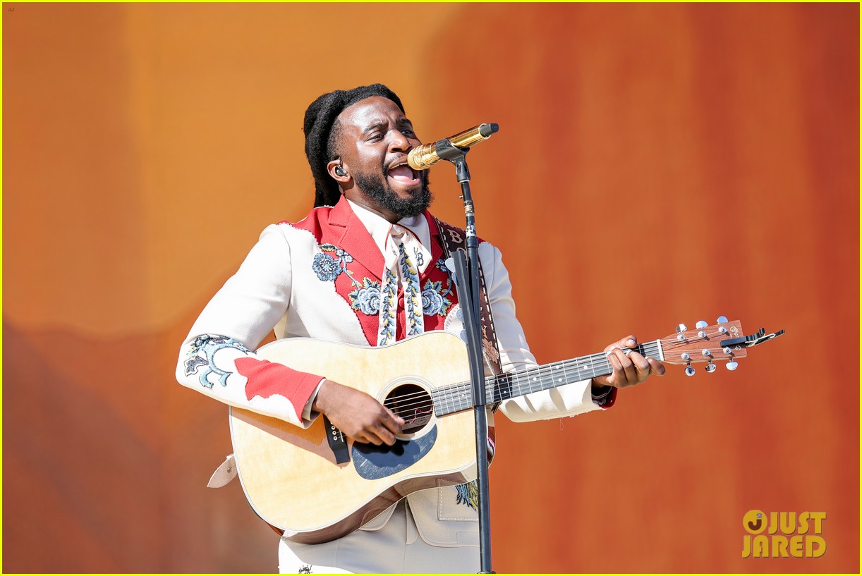 Shaboozey Brings Out Surprise Guest Noah Cyrus for Coachella 2025 ...