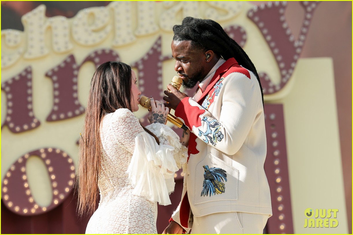 Shaboozey Brings Out Surprise Guest Noah Cyrus for Coachella 2025 ...