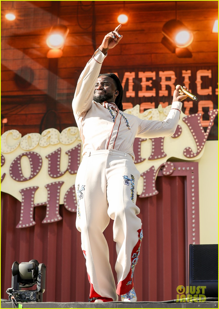 Shaboozey Brings Out Surprise Guest Noah Cyrus for Coachella 2025 ...