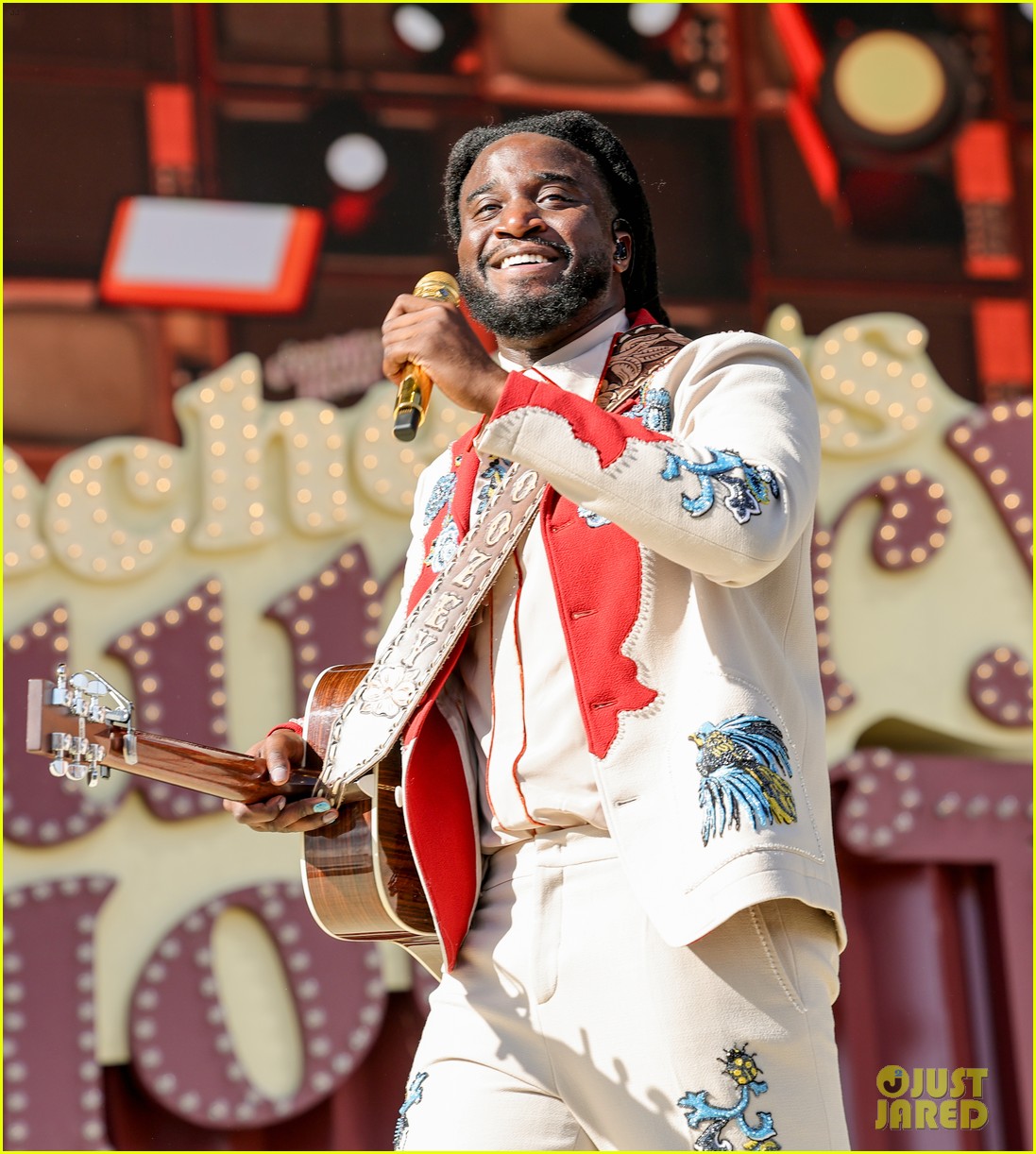 Shaboozey Brings Out Surprise Guest Noah Cyrus for Coachella 2025 ...