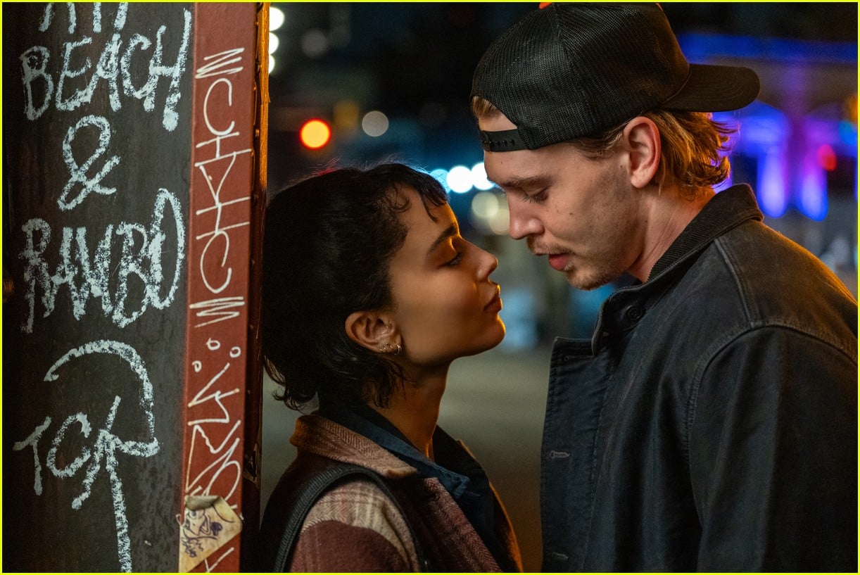 Austin Butler & Zoe Kravitz Share Steamy Moment in 'Caught Stealing ...