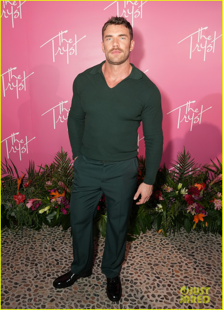 Zane Phillips Goes Shirtless in Mexico with Boyfriend Froy Gutierrez, Bares Buff Body at the ...