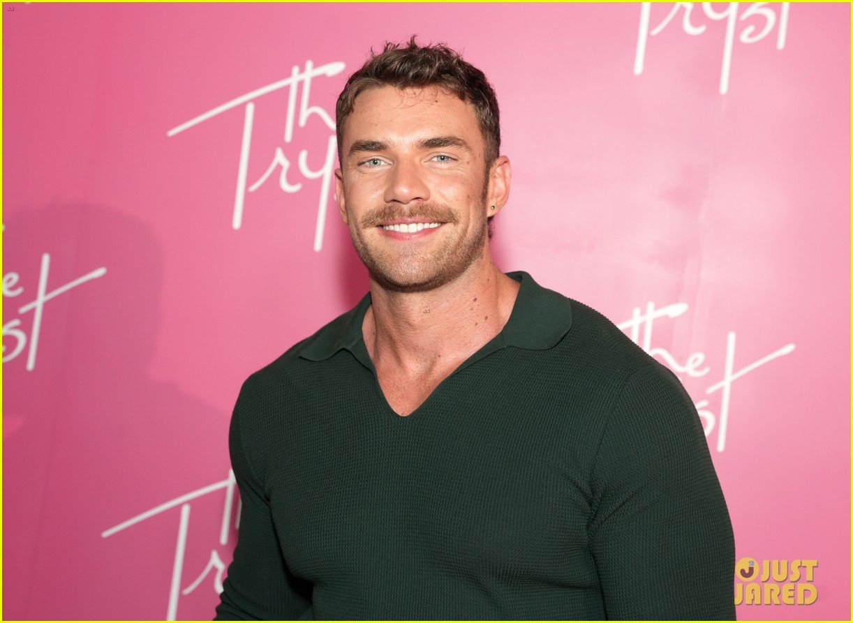 Zane Phillips Goes Shirtless in Mexico with Boyfriend Froy Gutierrez, Bares Buff Body at the ...