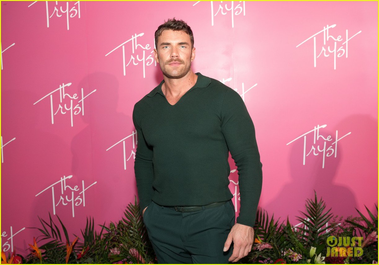 Zane Phillips Goes Shirtless in Mexico with Boyfriend Froy Gutierrez, Bares Buff Body at the ...