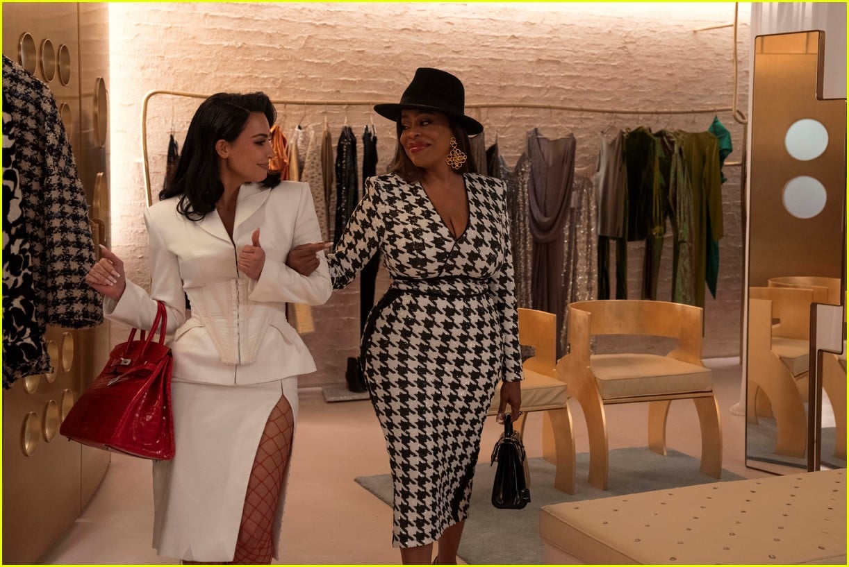 Kim Kardashian Leads Star-Studded 'All's Fair' Trailer - Watch Now!: Photo 5157314 | Glenn Close ...