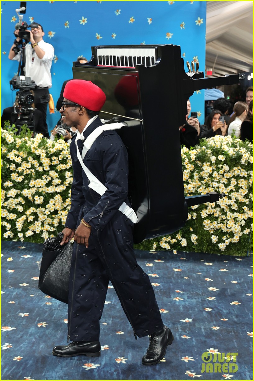 André 3000 Wears Piano On His Back at Met Gala 2025, Releases Surprise ...