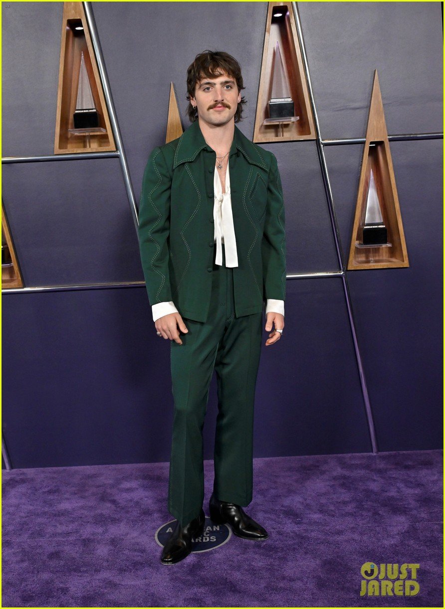 Benson Boone Wears Green Suit for Big Night at AMAs 2025!: Photo 5163959 | Photos | Just Jared ...