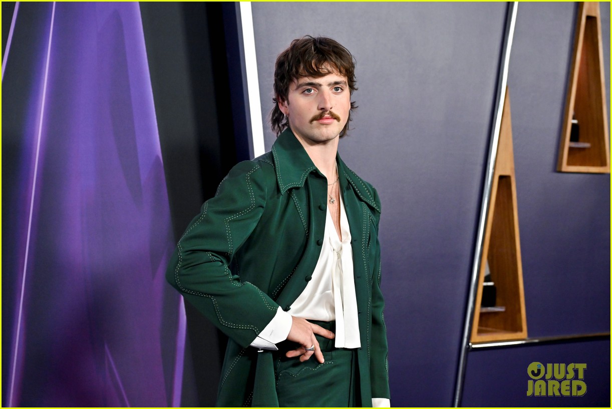 Benson Boone Wears Green Suit for Big Night at AMAs 2025!: Photo 5163960 | Photos | Just Jared ...