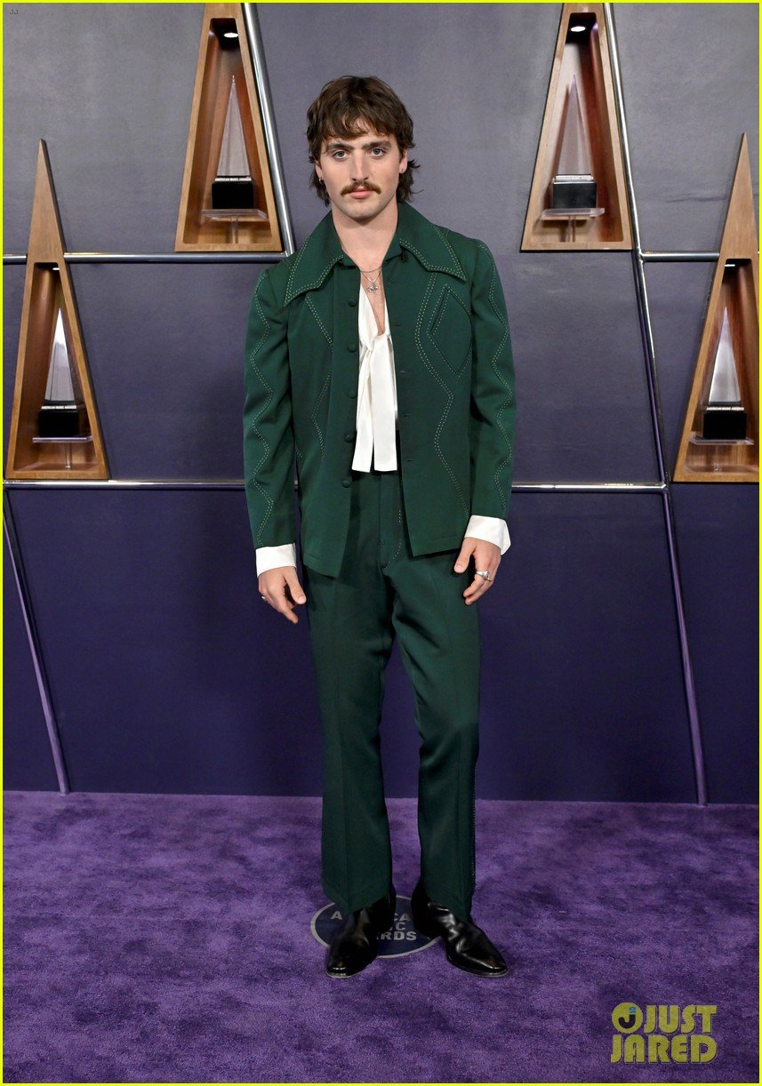 Benson Boone Wears Green Suit for Big Night at AMAs 2025!: Photo 5163961 | Photos | Just Jared ...
