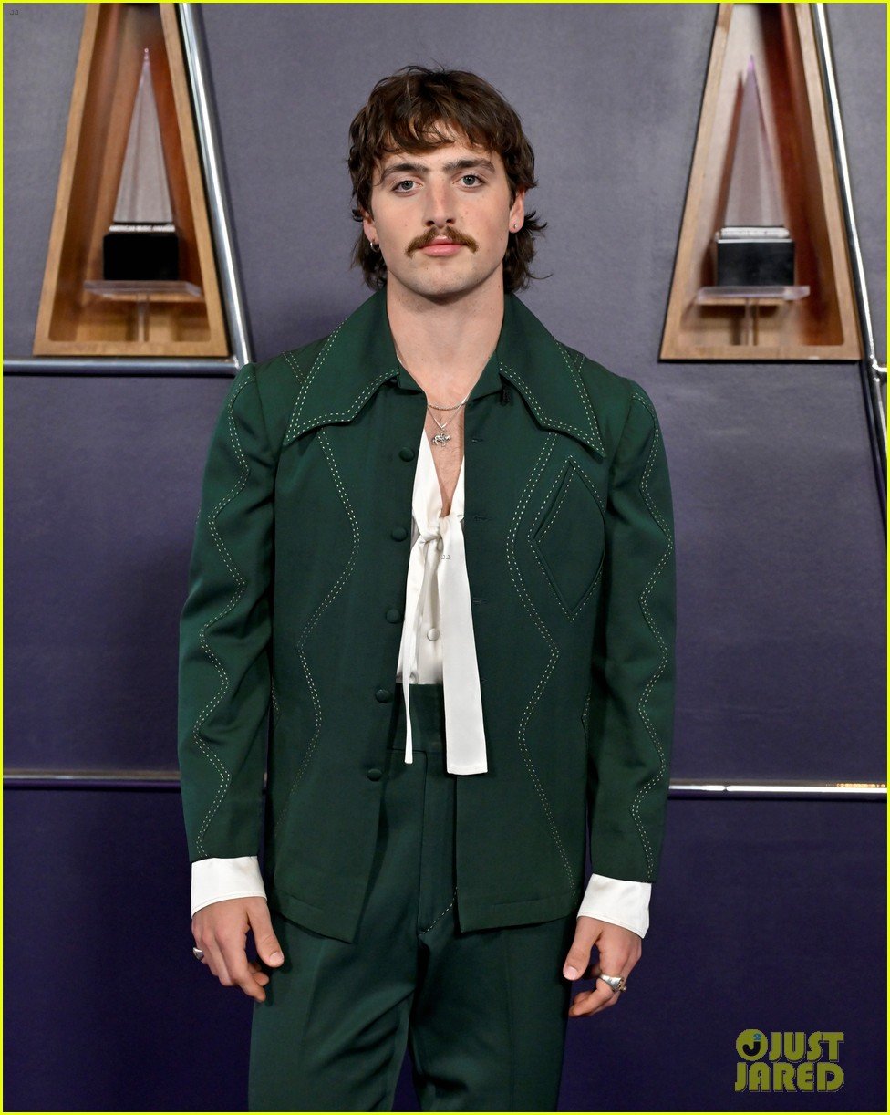 Benson Boone Wears Green Suit for Big Night at AMAs 2025!: Photo 5163962 | Photos | Just Jared ...