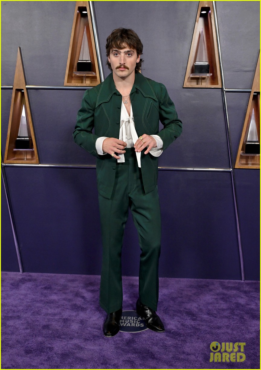Benson Boone Wears Green Suit for Big Night at AMAs 2025!: Photo 5163964 | Photos | Just Jared ...
