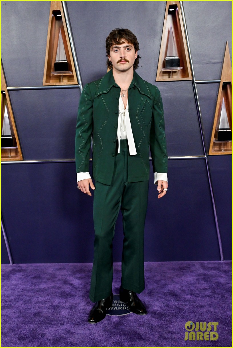 Benson Boone Wears Green Suit for Big Night at AMAs 2025!: Photo 5163965 | Photos | Just Jared ...