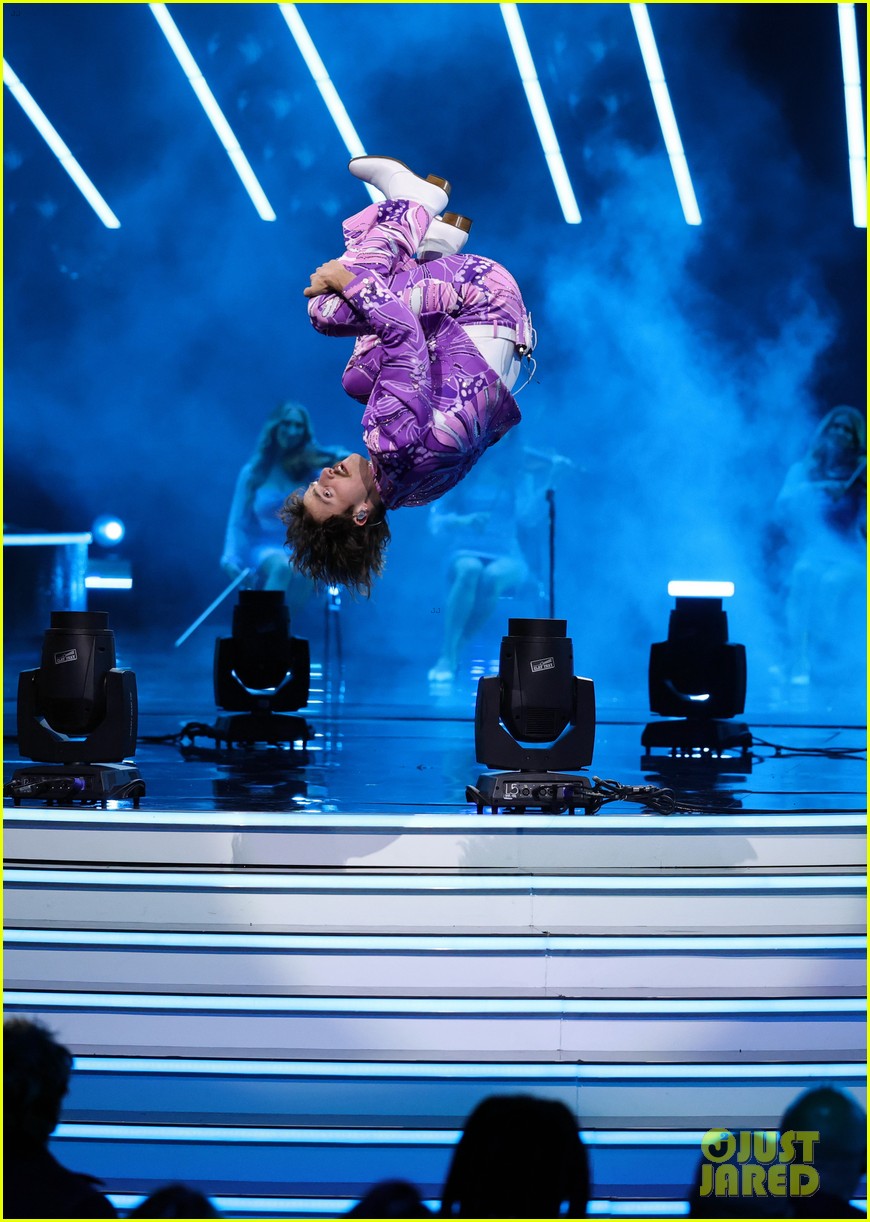 AMAs 2025: Benson Boone Includes Heidi Klum & Nikki Glaser in His Performance Again After Viral ...