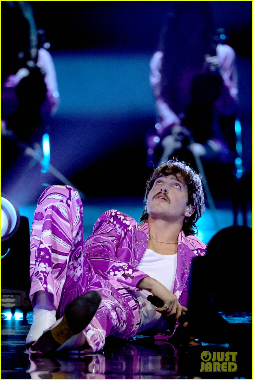 AMAs 2025: Benson Boone Includes Heidi Klum & Nikki Glaser in His Performance Again After Viral ...