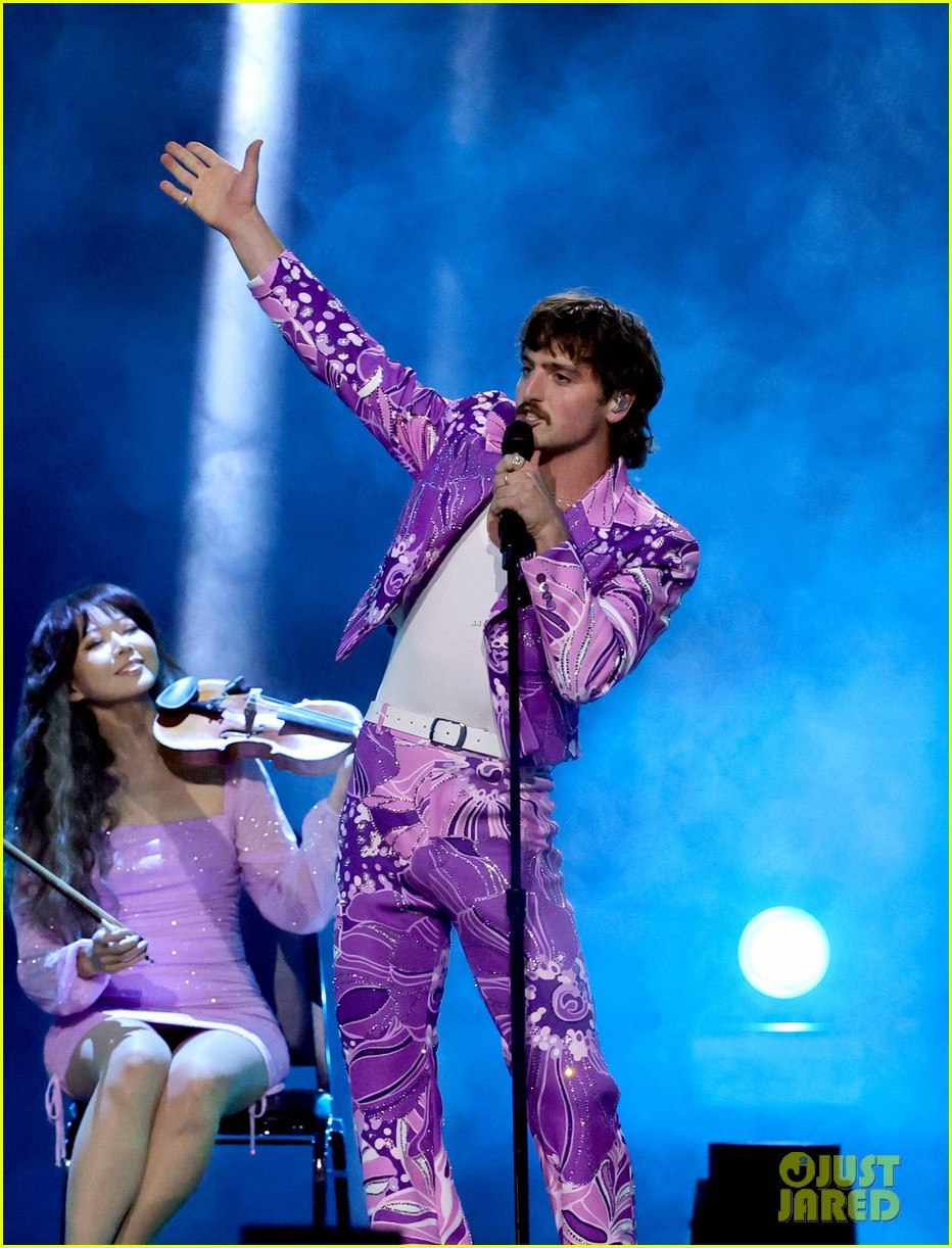 AMAs 2025: Benson Boone Includes Heidi Klum & Nikki Glaser in His Performance Again After Viral ...