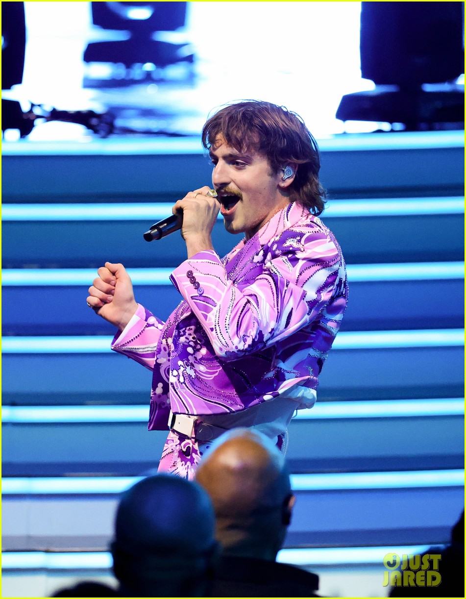 AMAs 2025: Benson Boone Includes Heidi Klum & Nikki Glaser in His Performance Again After Viral ...