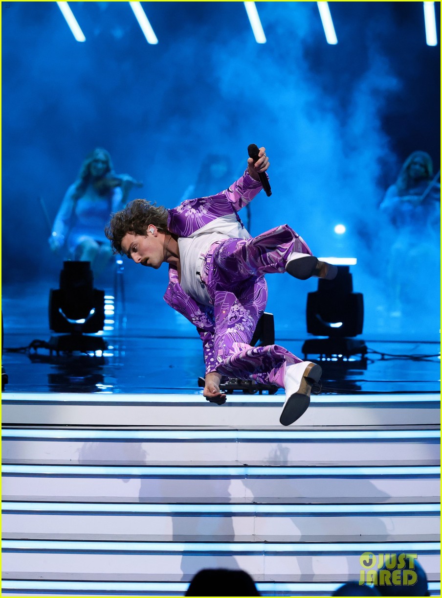 AMAs 2025: Benson Boone Includes Heidi Klum & Nikki Glaser in His Performance Again After Viral ...