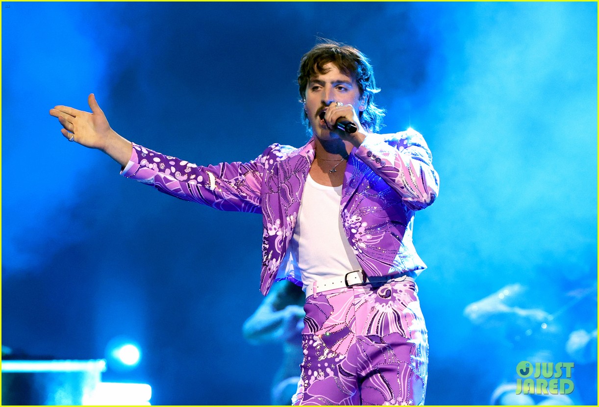 AMAs 2025: Benson Boone Includes Heidi Klum & Nikki Glaser in His Performance Again After Viral ...