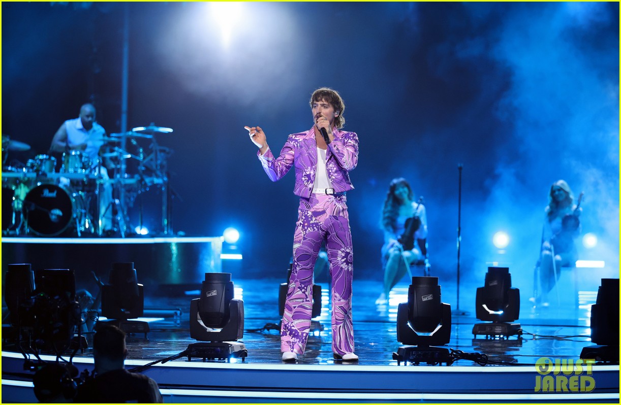 AMAs 2025: Benson Boone Includes Heidi Klum & Nikki Glaser in His Performance Again After Viral ...