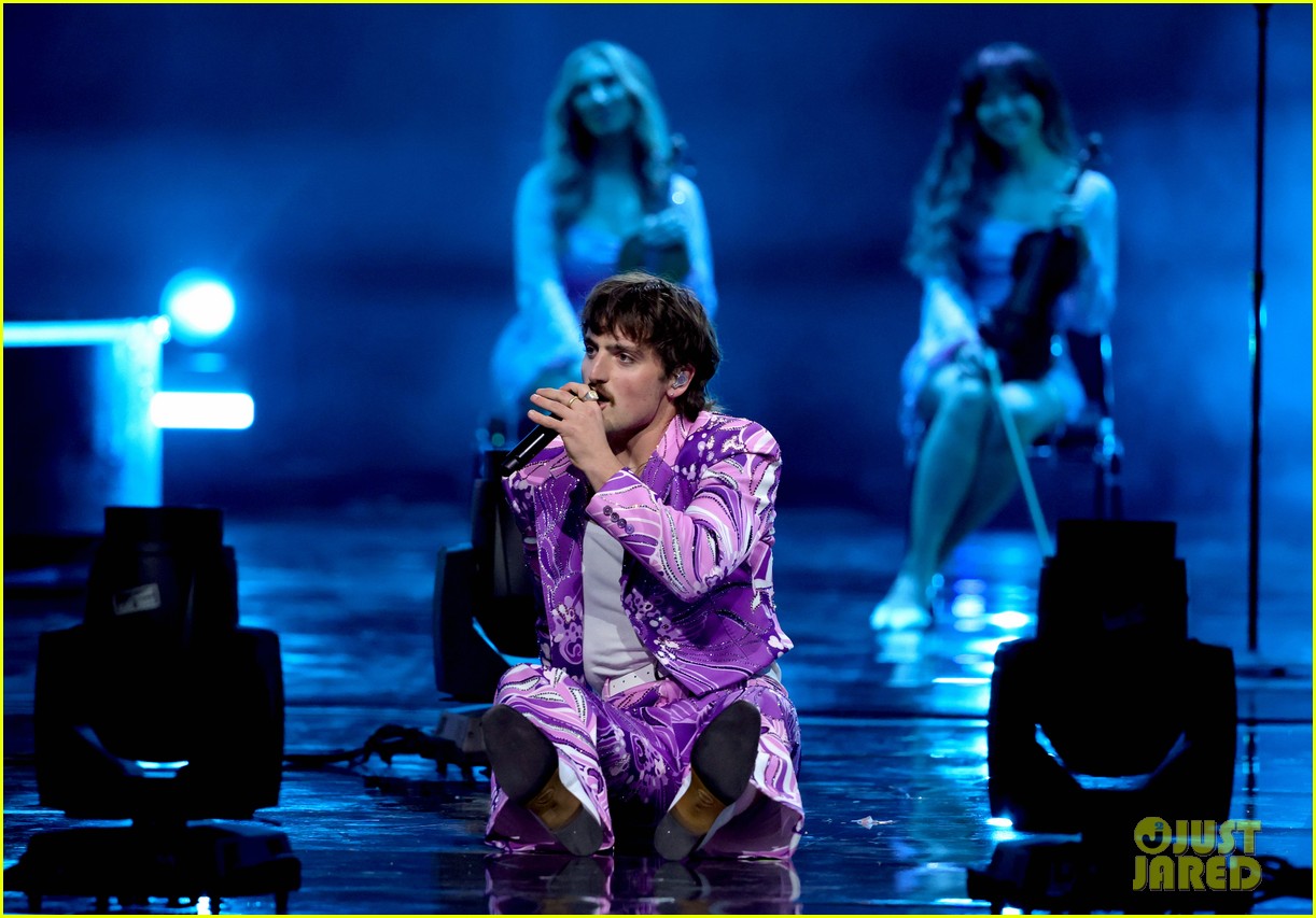 AMAs 2025: Benson Boone Includes Heidi Klum & Nikki Glaser in His Performance Again After Viral ...