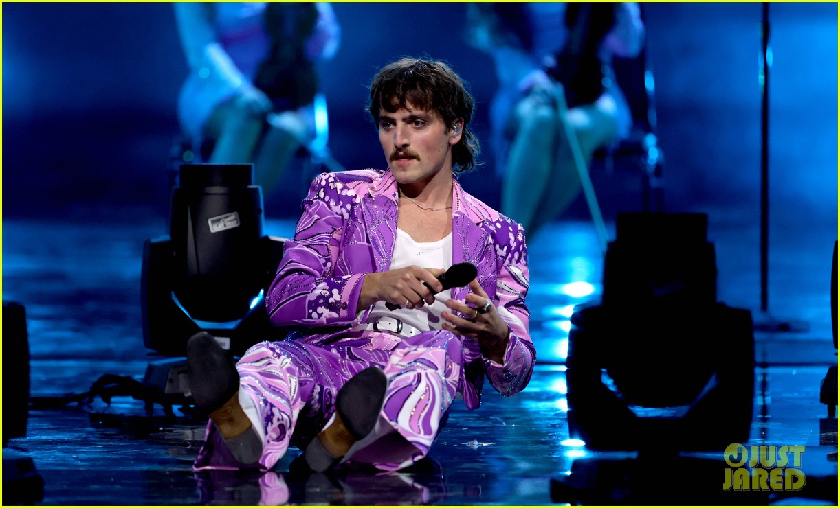 AMAs 2025: Benson Boone Includes Heidi Klum & Nikki Glaser in His Performance Again After Viral ...