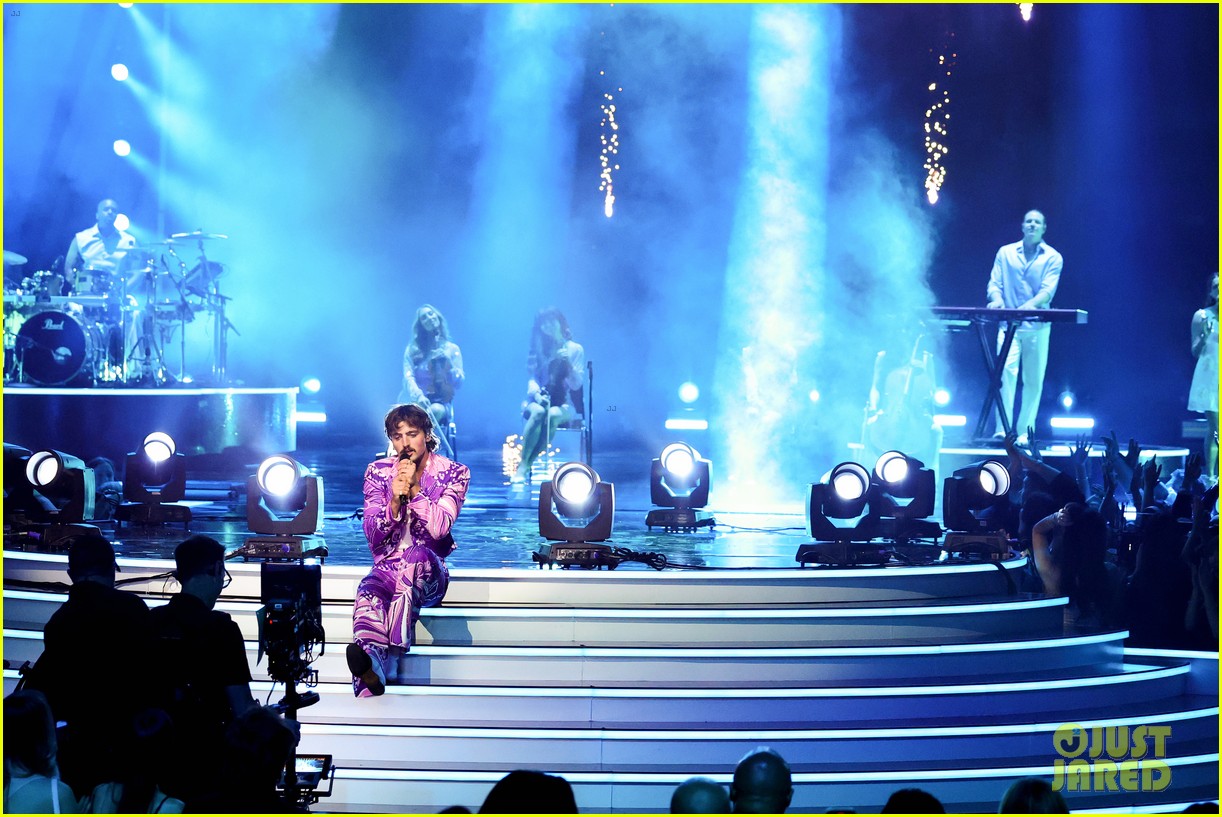 AMAs 2025: Benson Boone Includes Heidi Klum & Nikki Glaser in His Performance Again After Viral ...