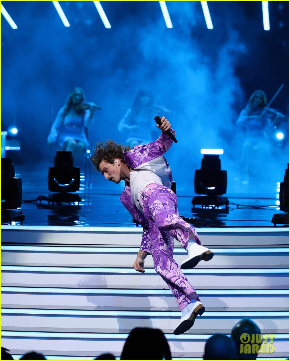 AMAs 2025: Benson Boone Includes Heidi Klum & Nikki Glaser in His Performance Again After Viral ...