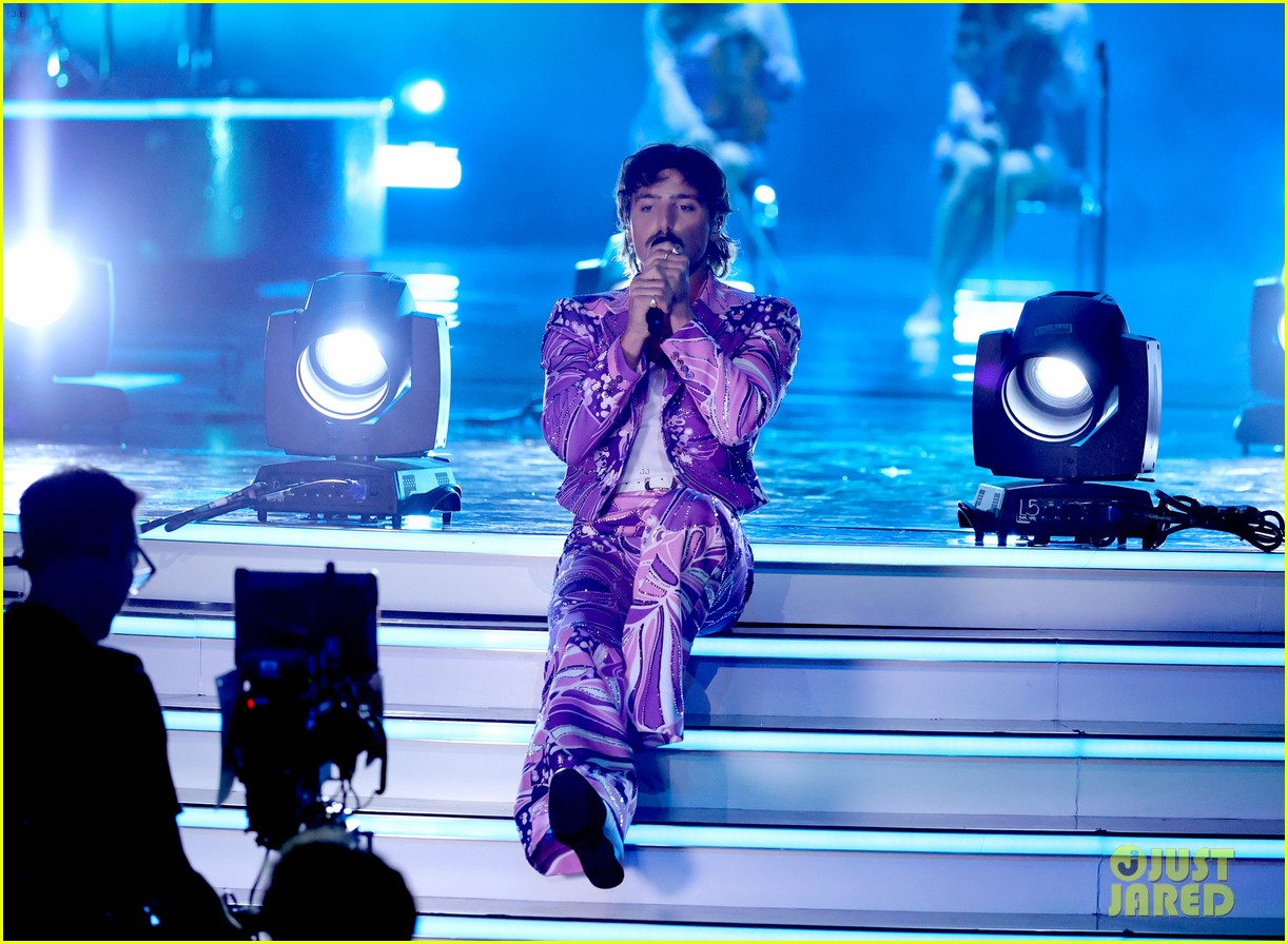 AMAs 2025: Benson Boone Includes Heidi Klum & Nikki Glaser in His Performance Again After Viral ...