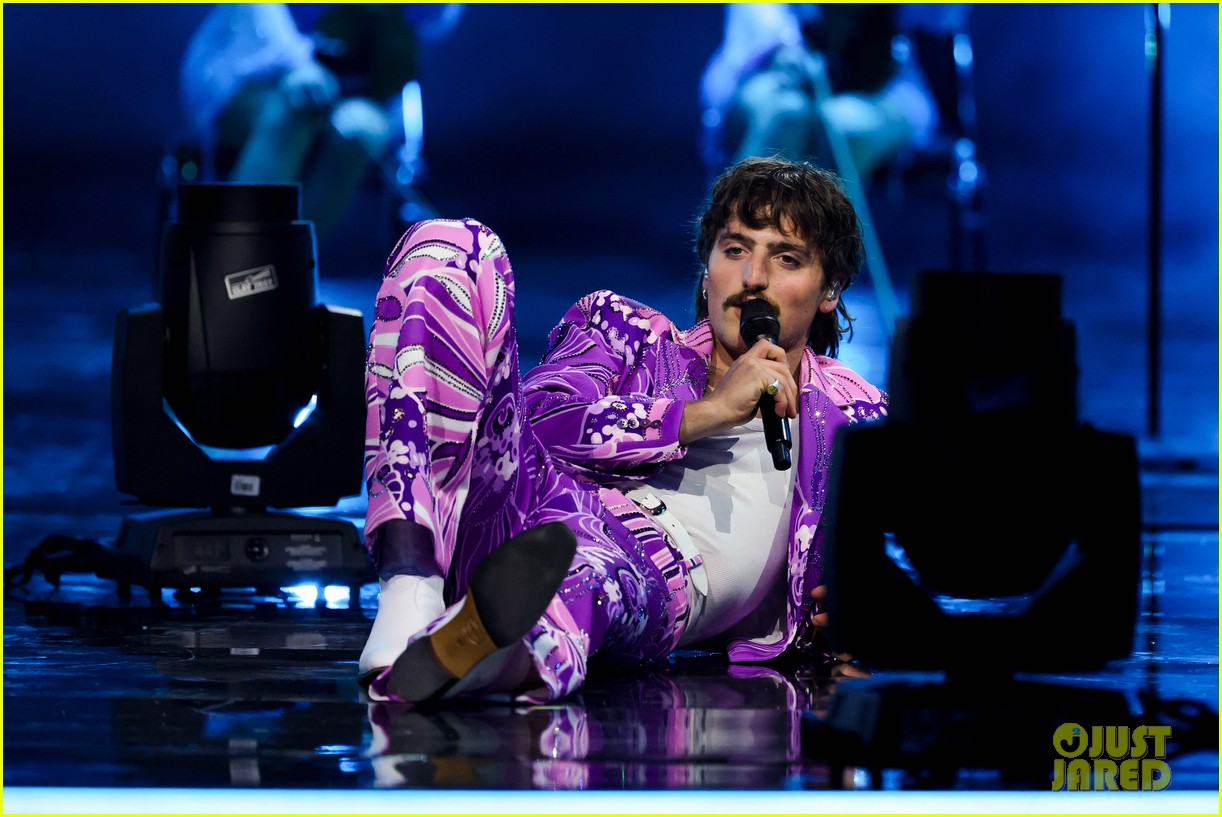 AMAs 2025: Benson Boone Includes Heidi Klum & Nikki Glaser in His Performance Again After Viral ...