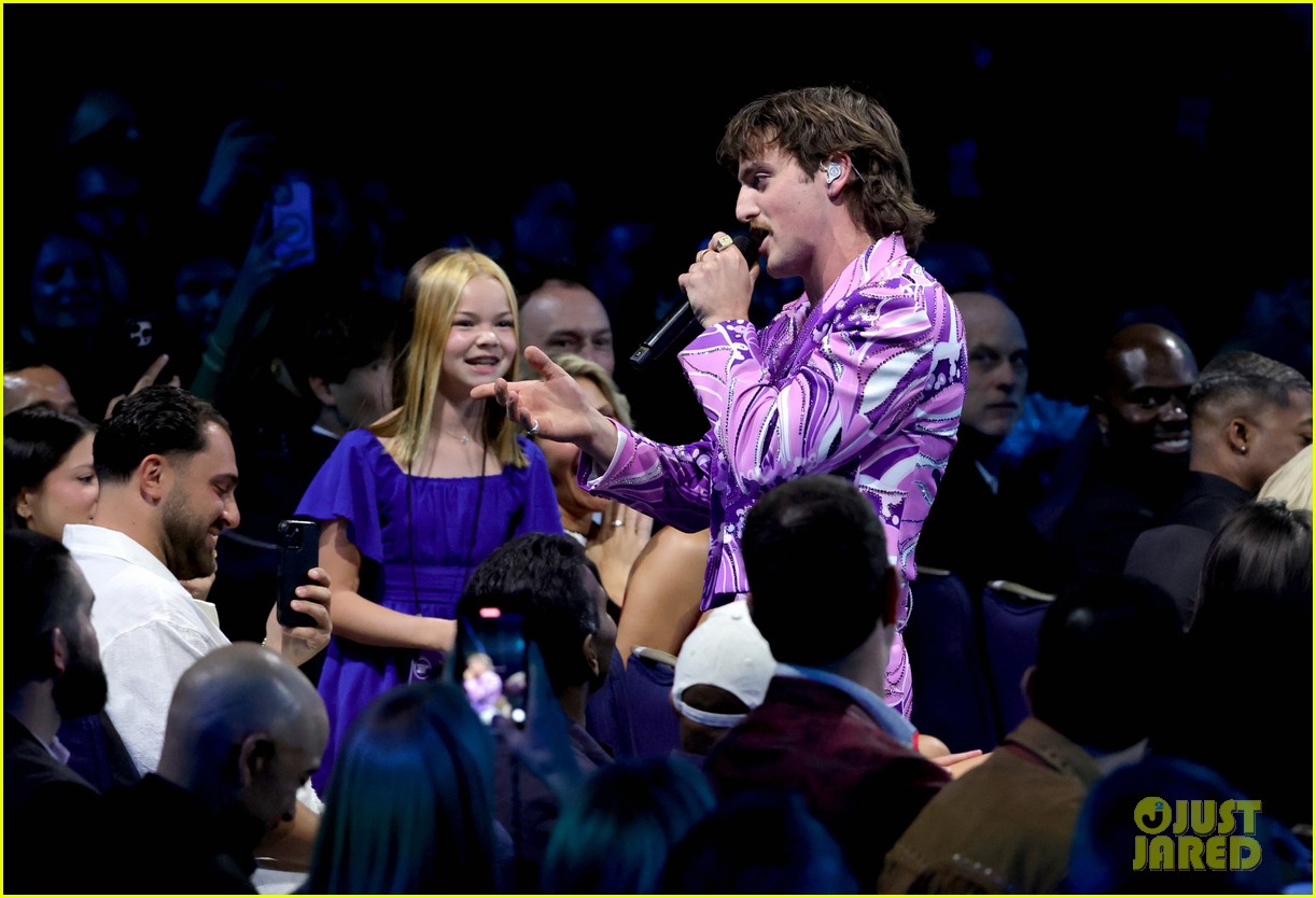 AMAs 2025: Benson Boone Includes Heidi Klum & Nikki Glaser in His Performance Again After Viral ...