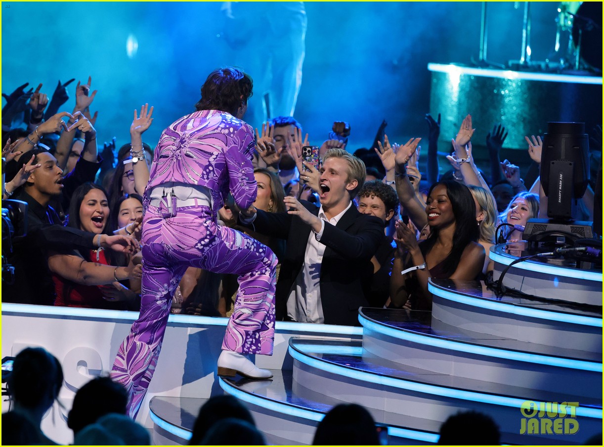 Photo: benson boone performance amas 19 | Photo 5164216 | Just Jared: Entertainment News