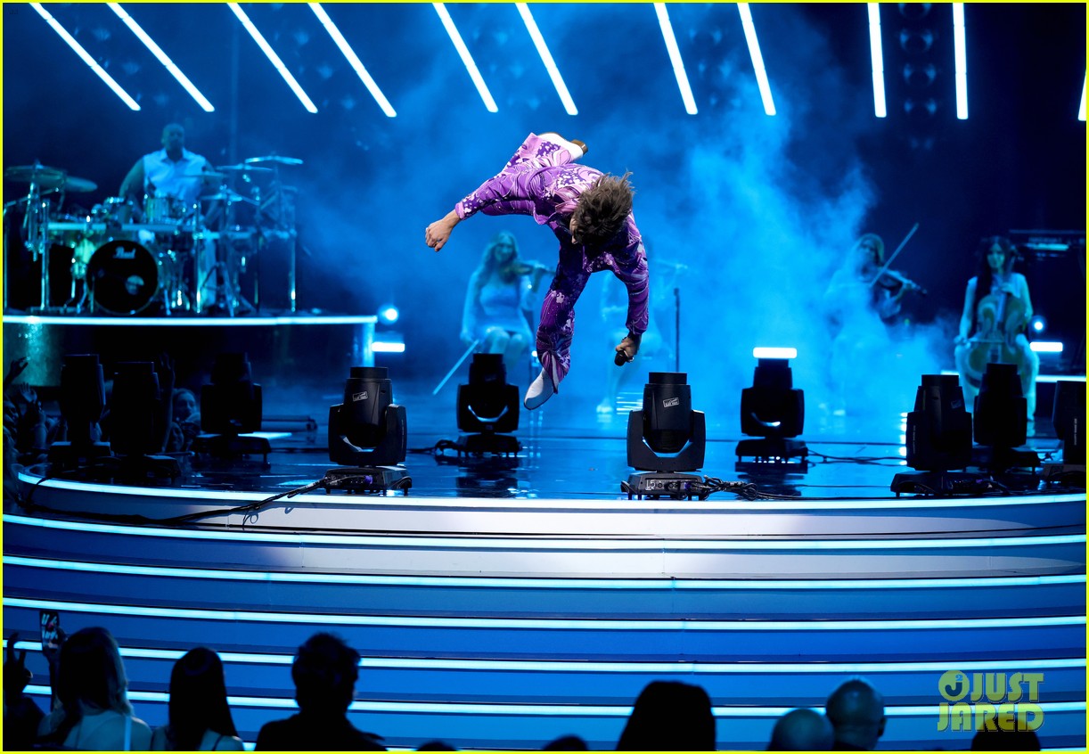 AMAs 2025: Benson Boone Includes Heidi Klum & Nikki Glaser in His Performance Again After Viral ...