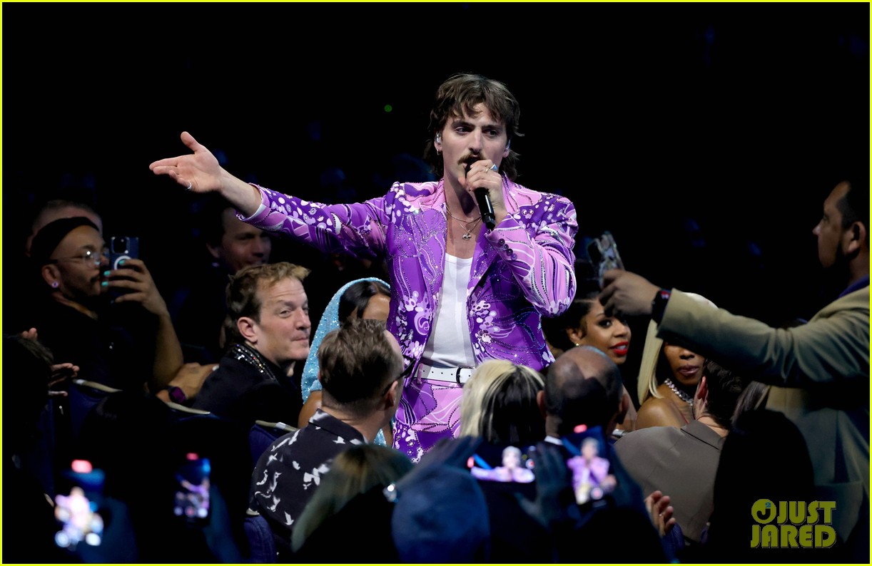 AMAs 2025: Benson Boone Includes Heidi Klum & Nikki Glaser in His Performance Again After Viral ...