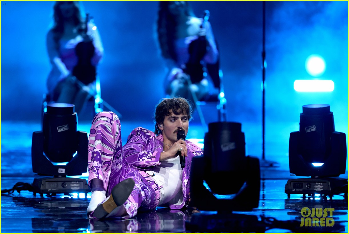 AMAs 2025: Benson Boone Includes Heidi Klum & Nikki Glaser in His Performance Again After Viral ...