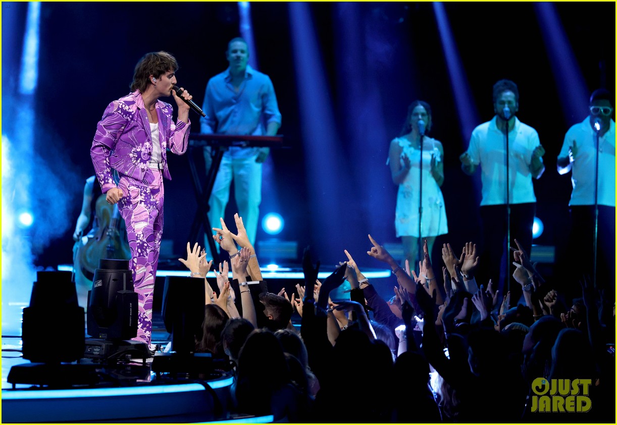 AMAs 2025: Benson Boone Includes Heidi Klum & Nikki Glaser in His Performance Again After Viral ...