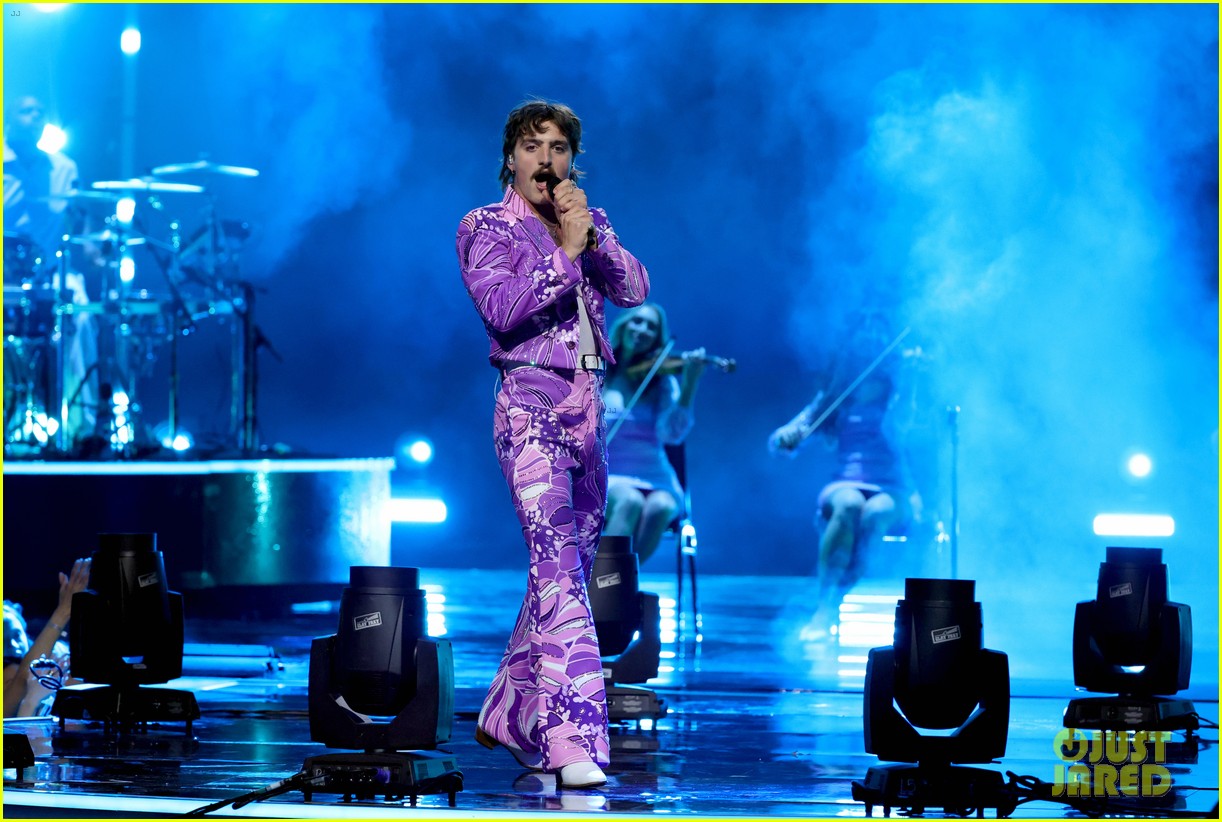 AMAs 2025: Benson Boone Includes Heidi Klum & Nikki Glaser in His Performance Again After Viral ...