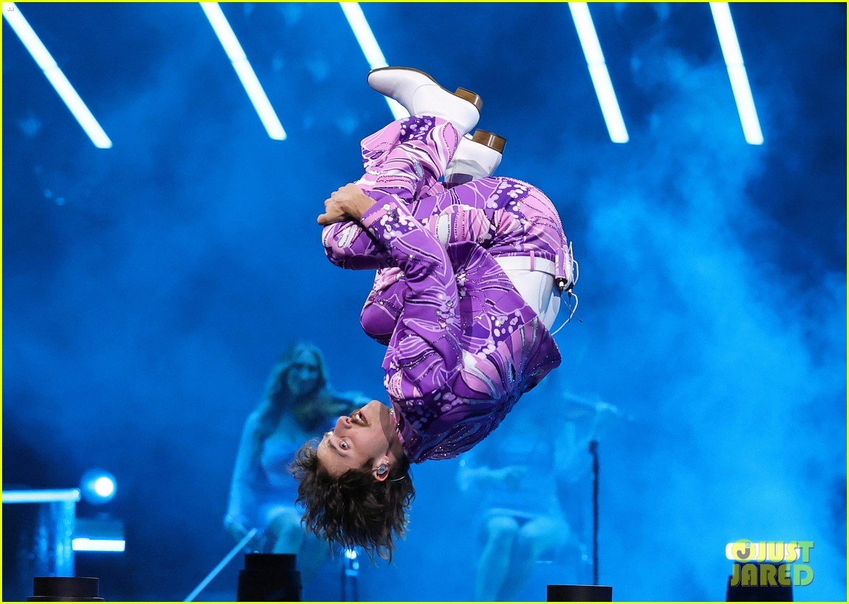 AMAs 2025: Benson Boone Includes Heidi Klum & Nikki Glaser in His Performance Again After Viral ...