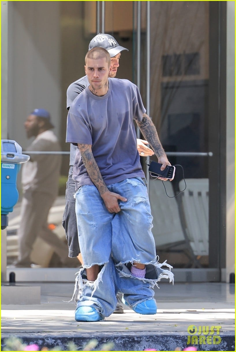 Justin Bieber Grabs Himself in Baggy Pants After Stopping by Local Bank ...