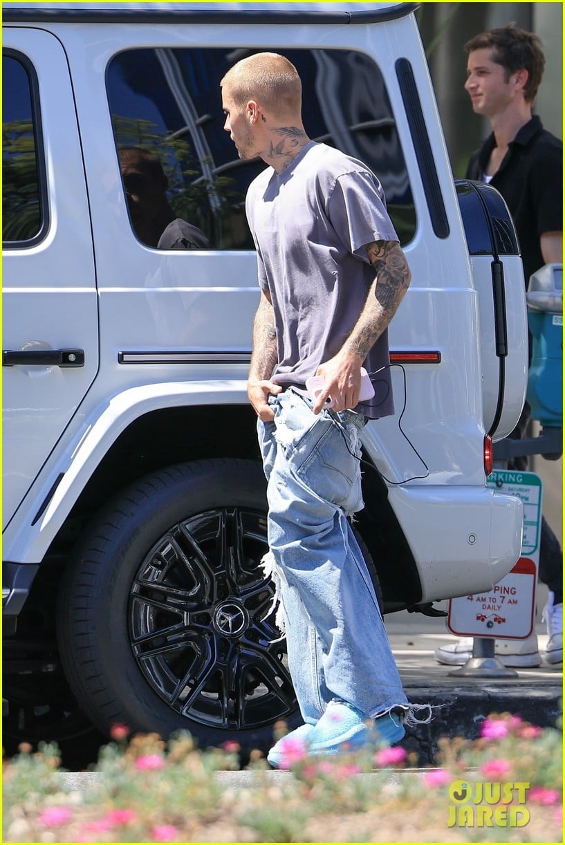 Justin Bieber Grabs Himself in Baggy Pants After Stopping by Local Bank ...