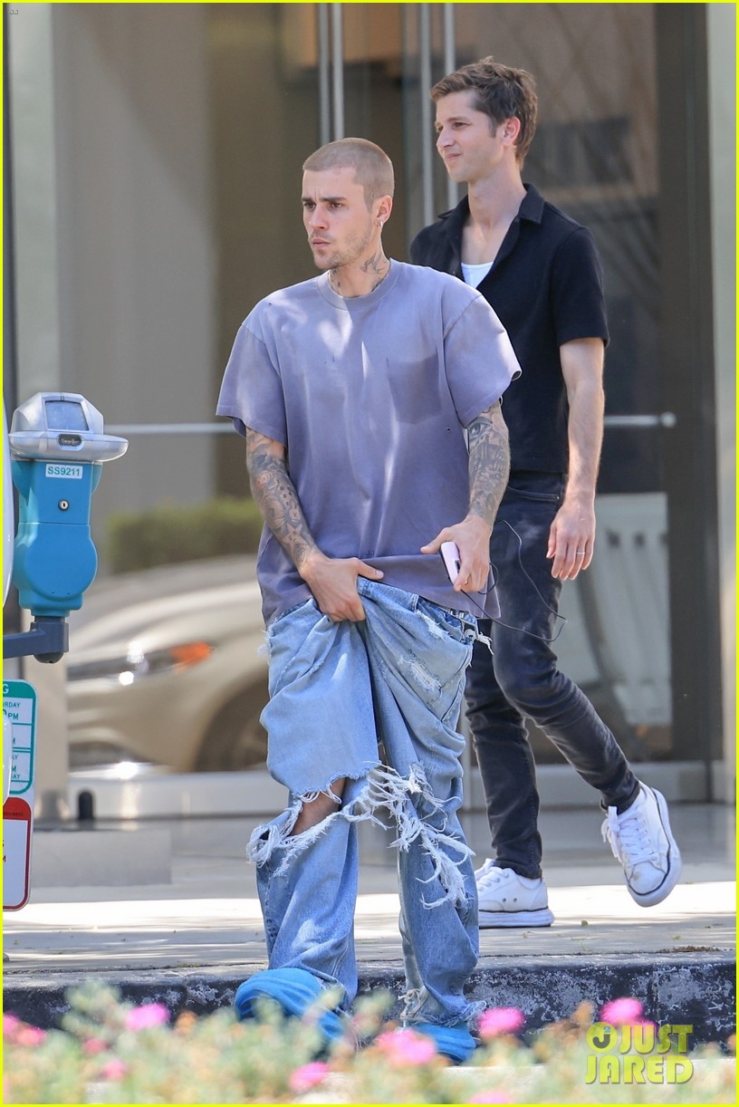 Justin Bieber Grabs Himself in Baggy Pants After Stopping by Local Bank: Photo 5161954 | Justin ...