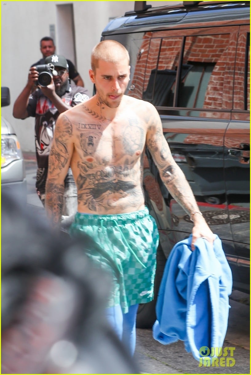 Justin Bieber Goes Shirtless While Out in Beverly Hills with Friends ...
