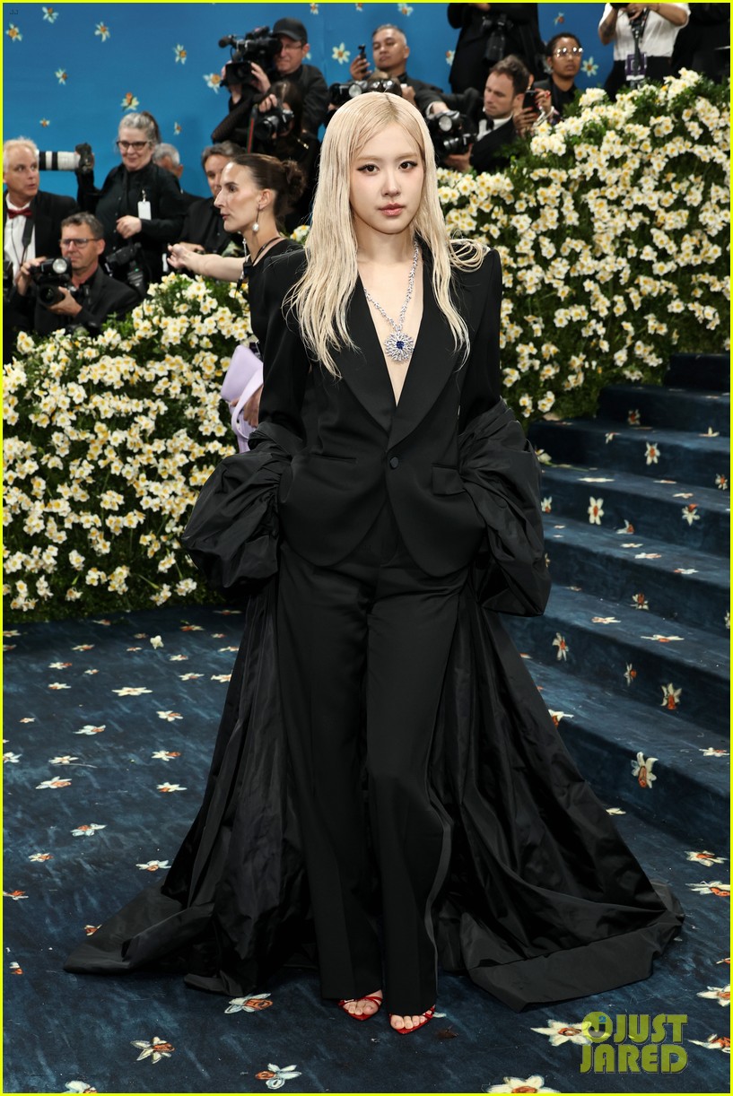 BLACKPINK's Jennie, Lisa & Rosé Arrive Separately at Met Gala 2025: Photo 5153608 | Photos ...